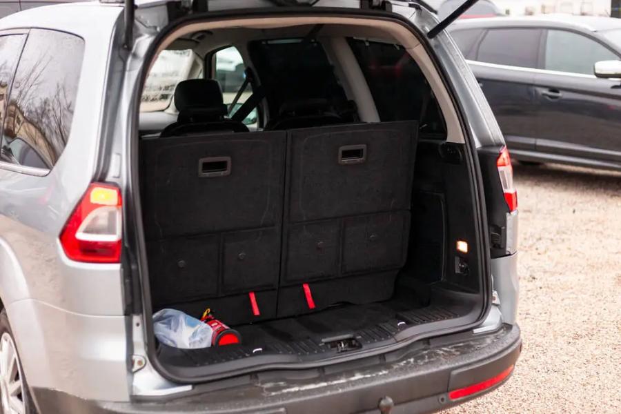Pelēks Ford Galaxy 2010 Rīga, ar dzinēja tilpumu 2.00 L un nobraukumu 270 tūkst. km par 5995 €, foto 13 vietnē AUTOMOTO.COM.LV