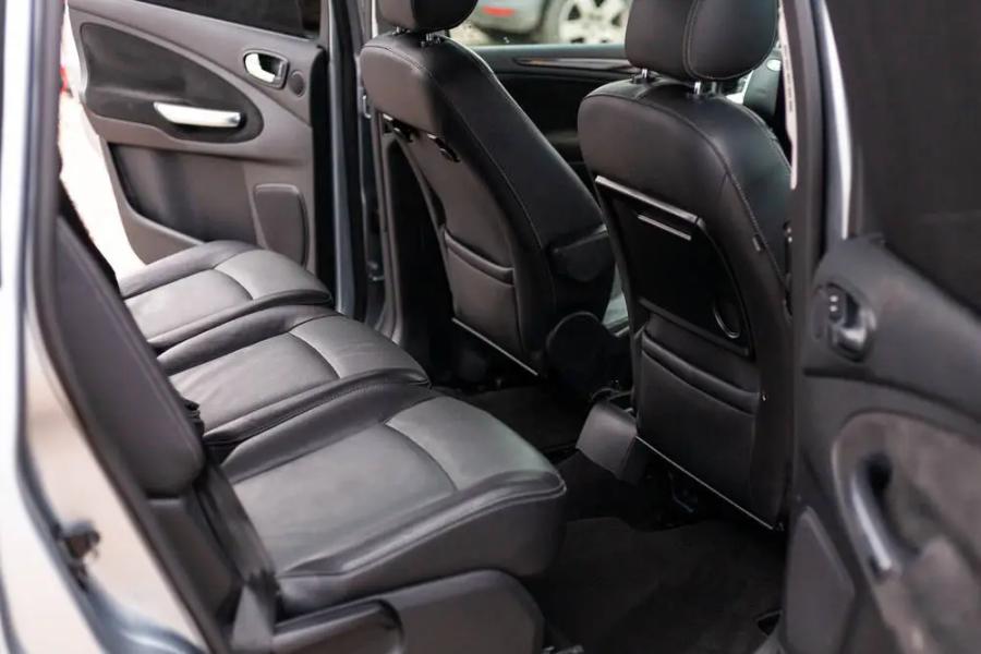 Pelēks Ford Galaxy 2010 Rīga, ar dzinēja tilpumu 2.00 L un nobraukumu 270 tūkst. km par 5995 €, foto 14 vietnē AUTOMOTO.COM.LV