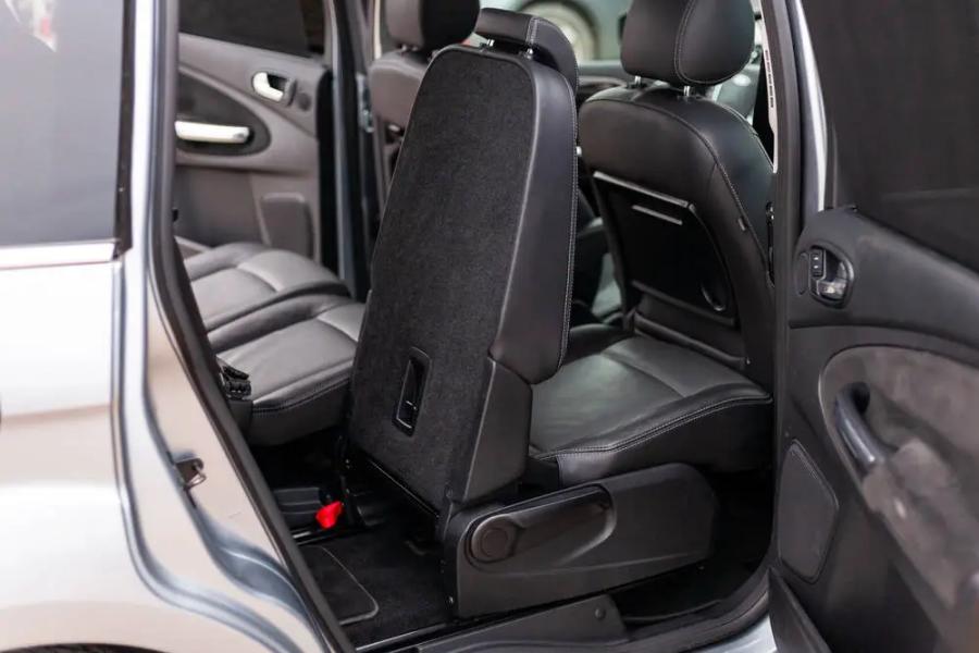 Pelēks Ford Galaxy 2010 Rīga, ar dzinēja tilpumu 2.00 L un nobraukumu 270 tūkst. km par 5995 €, foto 15 vietnē AUTOMOTO.COM.LV