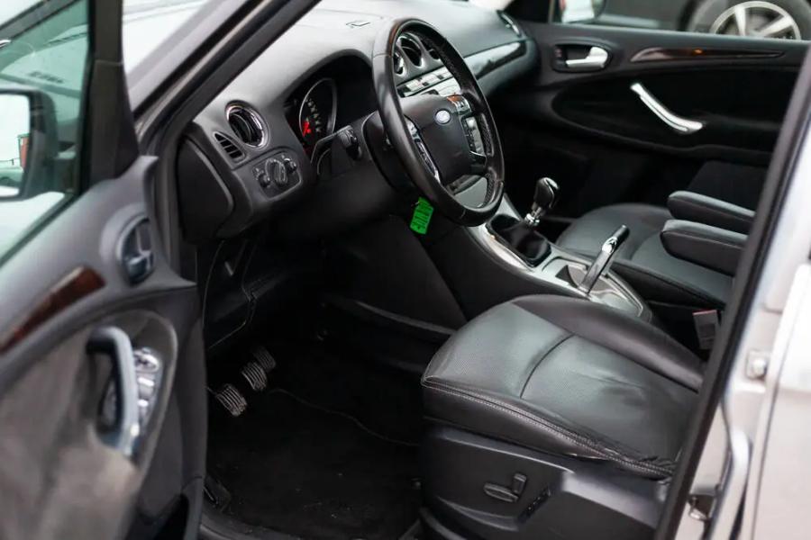 Pelēks Ford Galaxy 2010 Rīga, ar dzinēja tilpumu 2.00 L un nobraukumu 270 tūkst. km par 5995 €, foto 16 vietnē AUTOMOTO.COM.LV