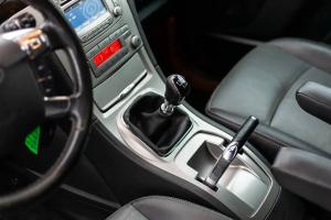 Pelēks Ford Galaxy 2010 Rīga, ar dzinēja tilpumu 2.00 L un nobraukumu 270 tūkst. km par 5995 €, foto 20 vietnē AUTOMOTO.COM.LV