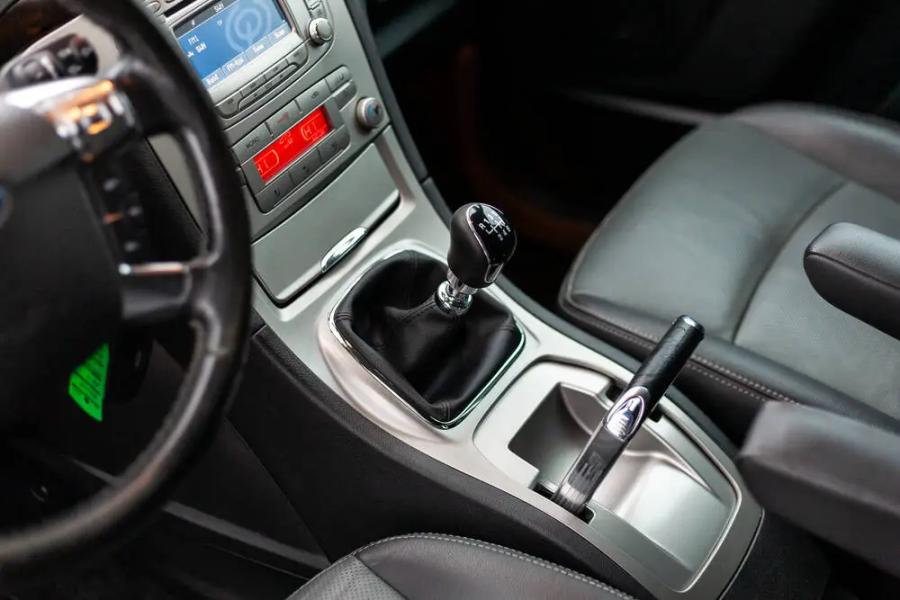 Pelēks Ford Galaxy 2010 Rīga, ar dzinēja tilpumu 2.00 L un nobraukumu 270 tūkst. km par 5995 €, foto 20 vietnē AUTOMOTO.COM.LV