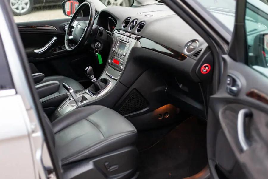 Pelēks Ford Galaxy 2010 Rīga, ar dzinēja tilpumu 2.00 L un nobraukumu 270 tūkst. km par 5995 €, foto 21 vietnē AUTOMOTO.COM.LV