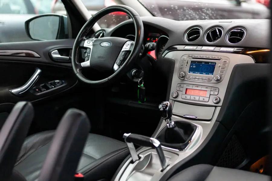 Pelēks Ford Galaxy 2010 Rīga, ar dzinēja tilpumu 2.00 L un nobraukumu 270 tūkst. km par 5995 €, foto 24 vietnē AUTOMOTO.COM.LV