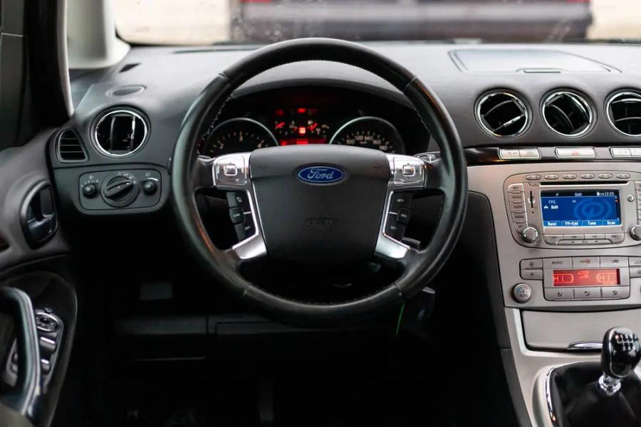 Pelēks Ford Galaxy 2010 Rīga, ar dzinēja tilpumu 2.00 L un nobraukumu 270 tūkst. km par 5995 €, foto 25 vietnē AUTOMOTO.COM.LV
