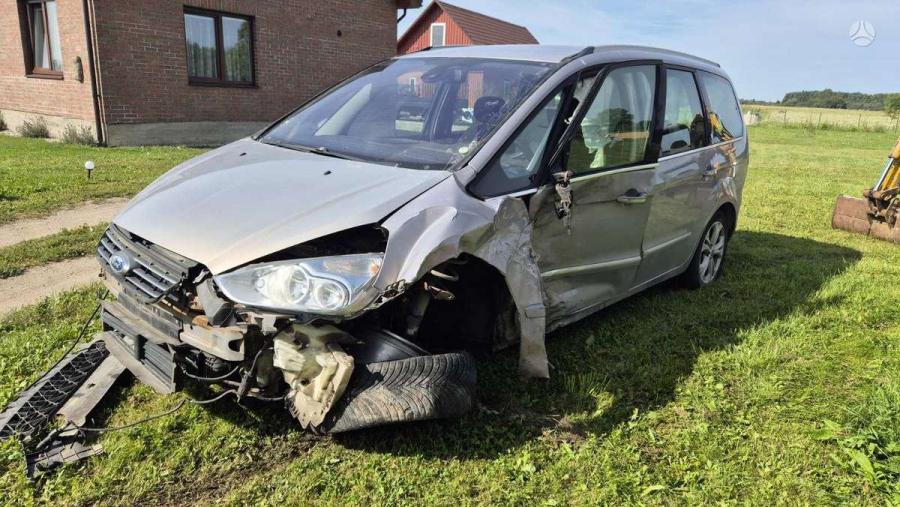 Pelēks Ford Galaxy 2011 Kretinga, ar dzinēja tilpumu 2.00 L un nobraukumu 380 tūkst. km par 1300 €, foto 3 vietnē AUTOMOTO.COM.LV