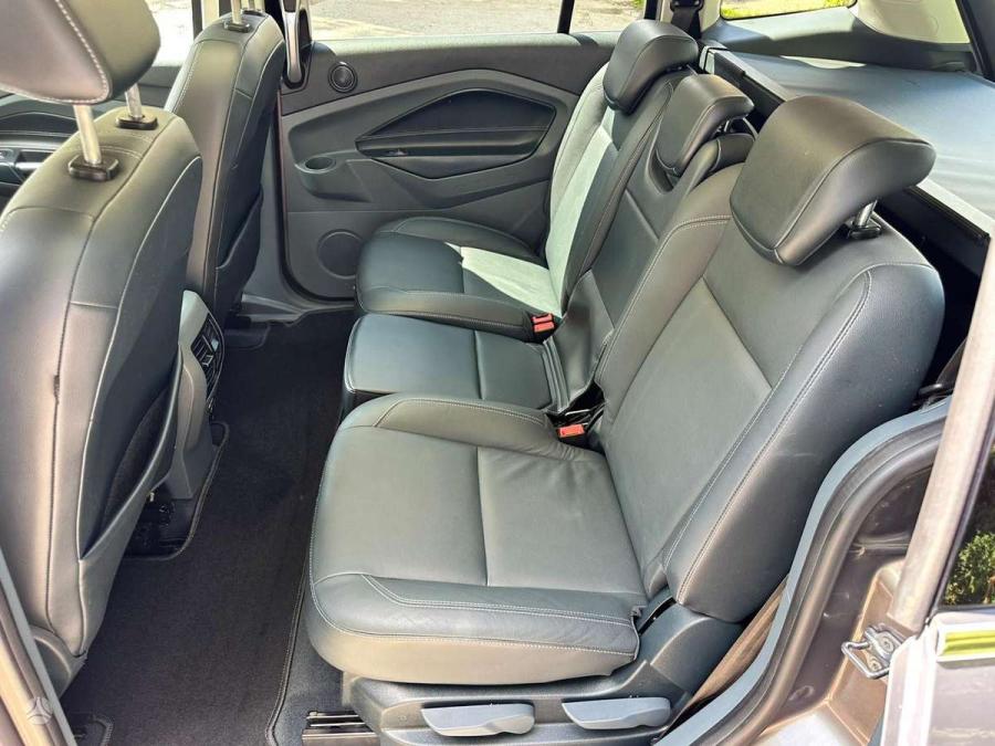 Brown Ford Grand C-MAX 2013 in Siauliai, with an engine capacity of 1.56 L and mileage of 240 thousand km for 4650 €, photo 19 on AUTOMOTO.COM.LV