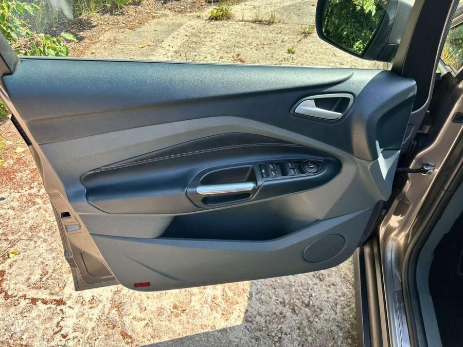 Brown Ford Grand C-MAX 2013 in Siauliai, with an engine capacity of 1.56 L and mileage of 240 thousand km for 4650 €, photo 20 on AUTOMOTO.COM.LV