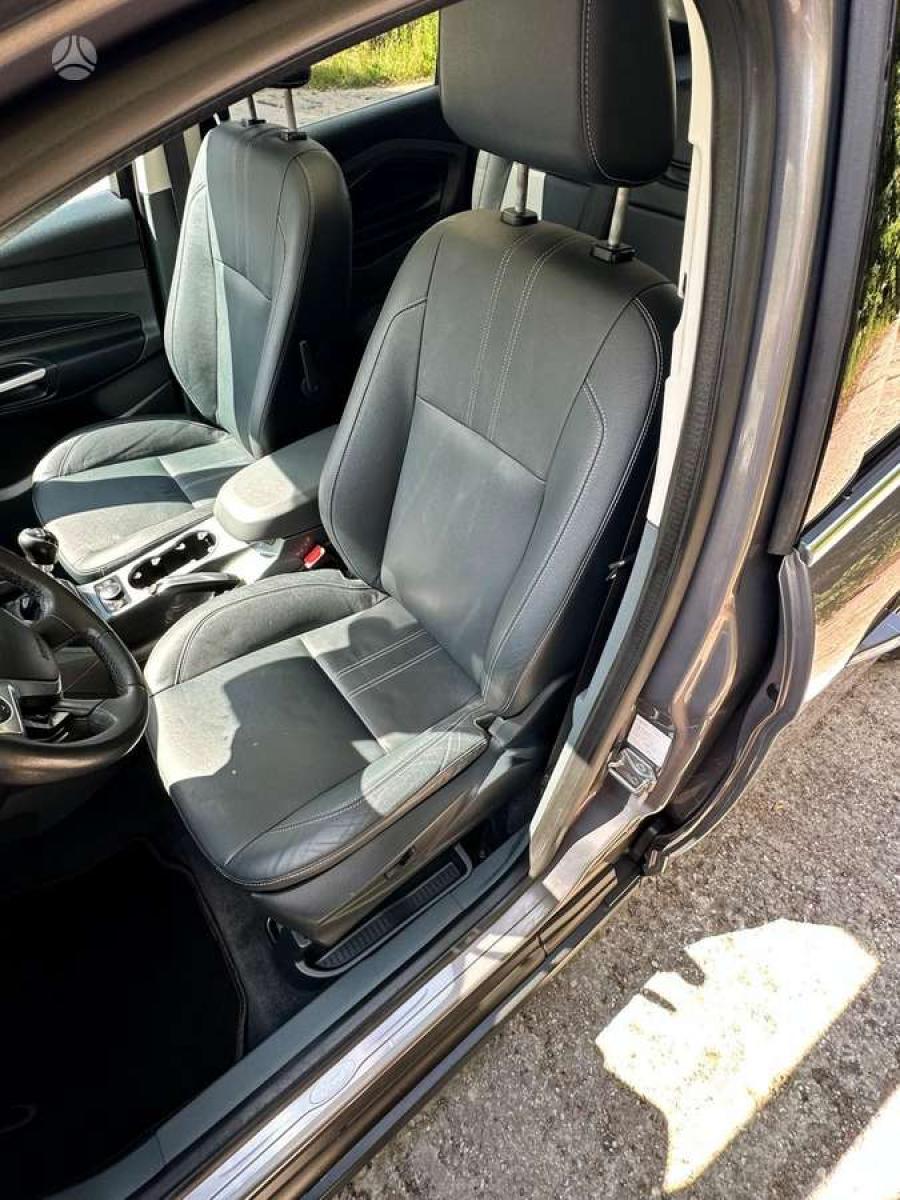 Brown Ford Grand C-MAX 2013 in Siauliai, with an engine capacity of 1.56 L and mileage of 240 thousand km for 4650 €, photo 22 on AUTOMOTO.COM.LV