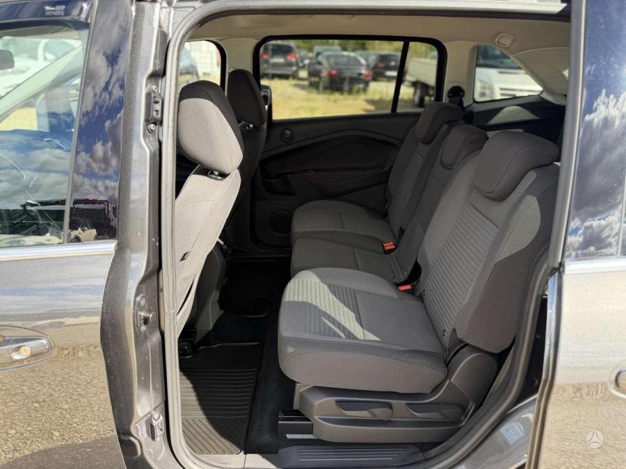 Grey Ford Grand C-MAX 2016 in Siauliai, with an engine capacity of 1.50 L and mileage of 236 thousand km for 6900 €, photo 13 on AUTOMOTO.COM.LV