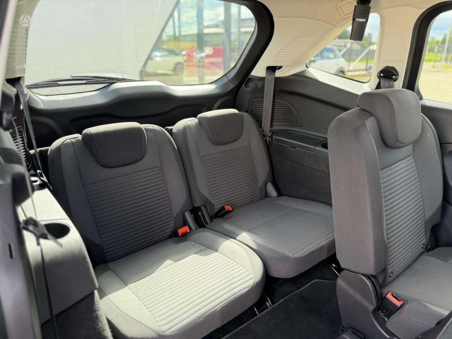 Grey Ford Grand C-MAX 2016 in Siauliai, with an engine capacity of 1.50 L and mileage of 236 thousand km for 6900 €, photo 16 on AUTOMOTO.COM.LV