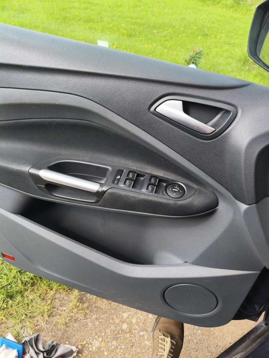 Pelēks Ford Grand C-MAX 2014 Kaišiadorys, ar dzinēja tilpumu 1.00 L un nobraukumu 167 tūkst. km par 4200 €, foto 13 vietnē AUTOMOTO.COM.LV