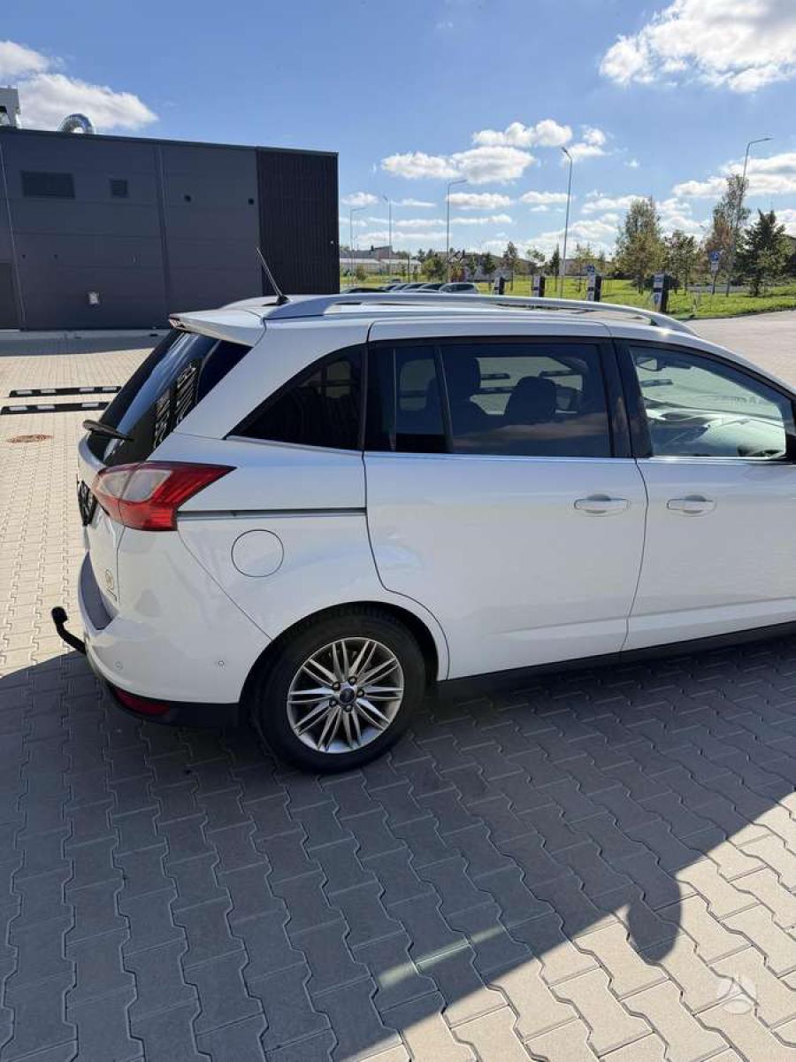 White Ford Grand C-MAX 2018 in Siauliai, with an engine capacity of 1.00 L and mileage of 209 thousand km for 4600 €, photo 9 on AUTOMOTO.COM.LV