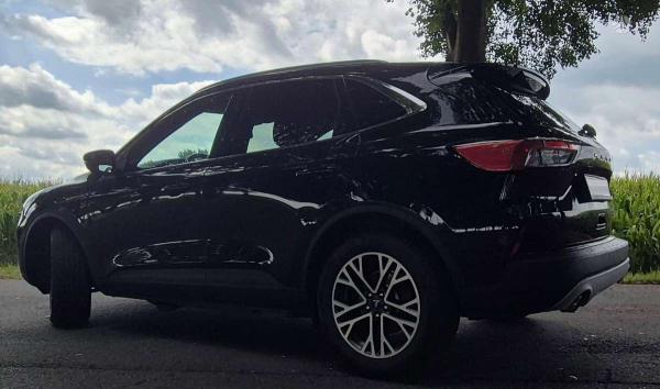 Black Ford Kuga 2020 in Kaunas, with an engine capacity of 2.49 L and mileage of 86 thousand km for 15750 €, photo 3 on AUTOMOTO.COM.LV