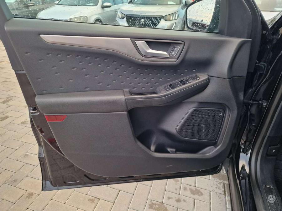 Black Ford Kuga 2021 in Taurage, with an engine capacity of 2.49 L and mileage of 156 thousand km for 14600 €, photo 10 on AUTOMOTO.COM.LV