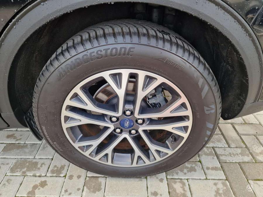 Black Ford Kuga 2021 in Taurage, with an engine capacity of 2.49 L and mileage of 156 thousand km for 14600 €, photo 32 on AUTOMOTO.COM.LV