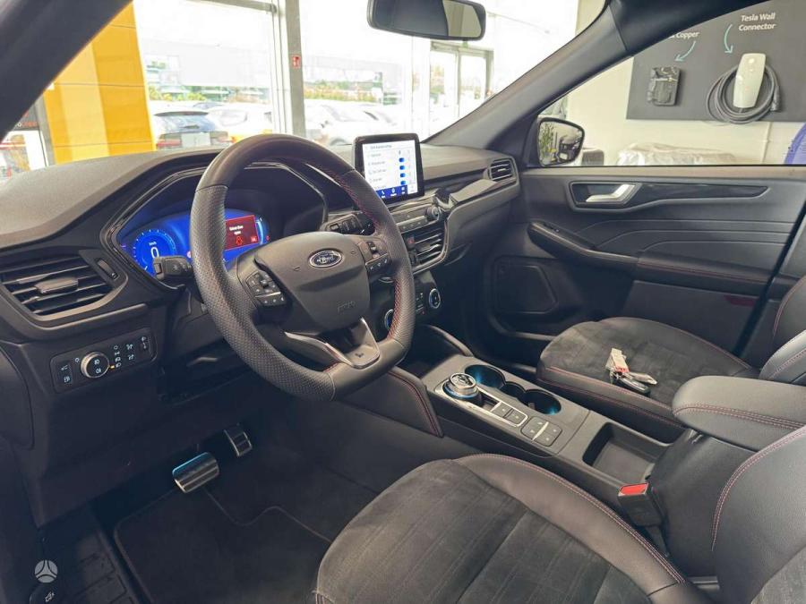 Black Ford Kuga 2022 in Vilnius, with an engine capacity of 2.49 L and mileage of 129 thousand km for 19989 €, photo 15 on AUTOMOTO.COM.LV