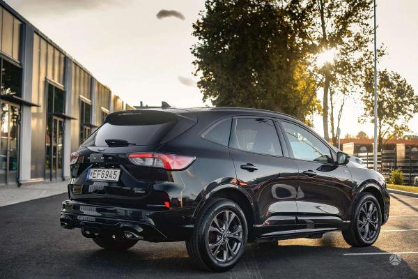 Black Ford Kuga 2022 in Kaunas, with an engine capacity of 2.49 L and mileage of 145 thousand km for 17900 €, photo 2 on AUTOMOTO.COM.LV