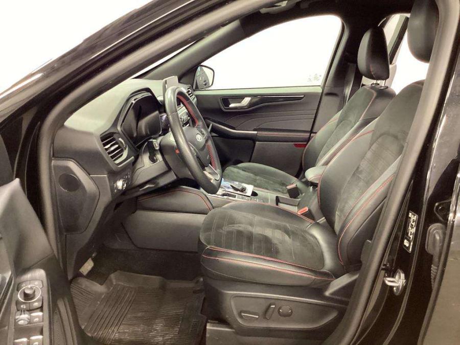 Black Ford Kuga 2022 in Vilnius, with an engine capacity of 2.49 L and mileage of 130 thousand km for 20777 €, photo 7 on AUTOMOTO.COM.LV