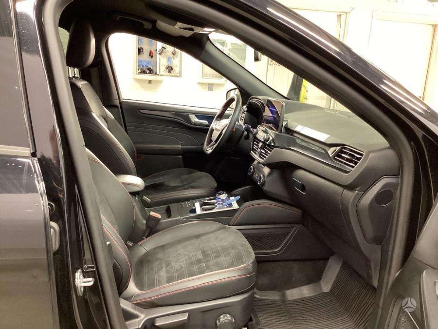 Black Ford Kuga 2022 in Vilnius, with an engine capacity of 2.49 L and mileage of 130 thousand km for 20777 €, photo 12 on AUTOMOTO.COM.LV