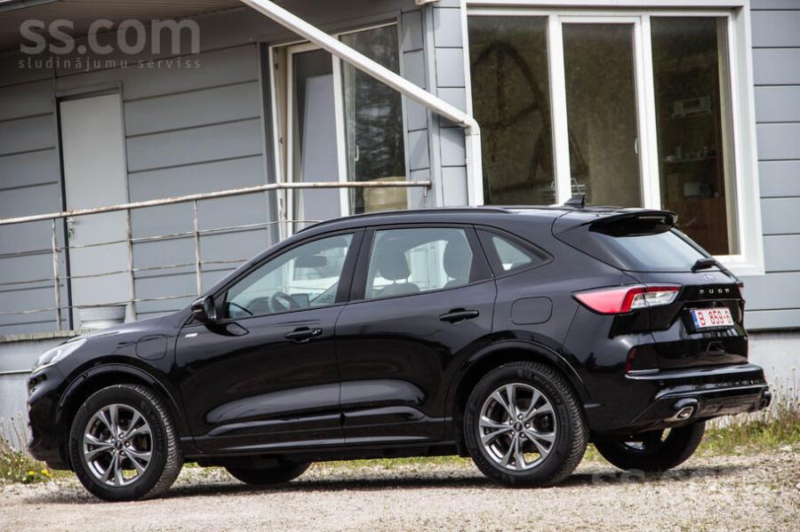 Black Ford Kuga 2023 in Tukums, with an engine capacity of 2.50 L and mileage of 198 thousand km for 16500 €, photo 4 on AUTOMOTO.COM.LV