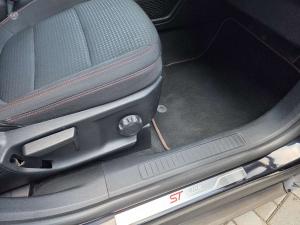 Melns Ford Kuga 2023 Viļņa, ar dzinēja tilpumu 2.50 L un nobraukumu 280 tūkst. km par 8850 €, foto 13 vietnē AUTOMOTO.COM.LV