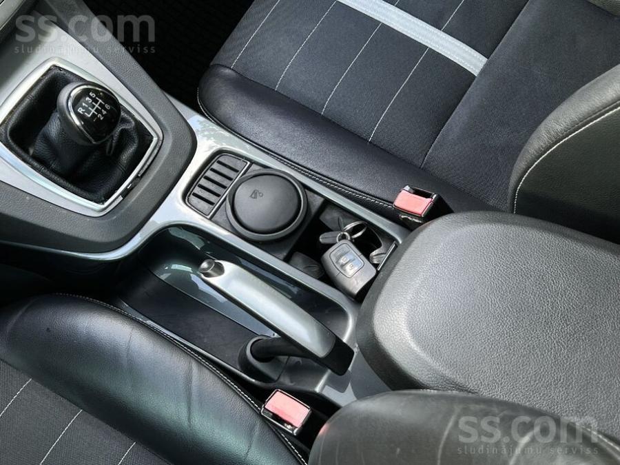 Zils Ford Kuga 2009 Cēsis, ar dzinēja tilpumu 2.00 L un nobraukumu 259 tūkst. km par 4600 €, foto 13 vietnē AUTOMOTO.COM.LV