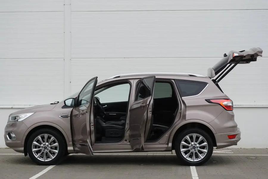 Brown Ford Kuga 2018 in Riga, with an engine capacity of 2.00 L and mileage of 199 thousand km for 11970 €, photo 8 on AUTOMOTO.COM.LV