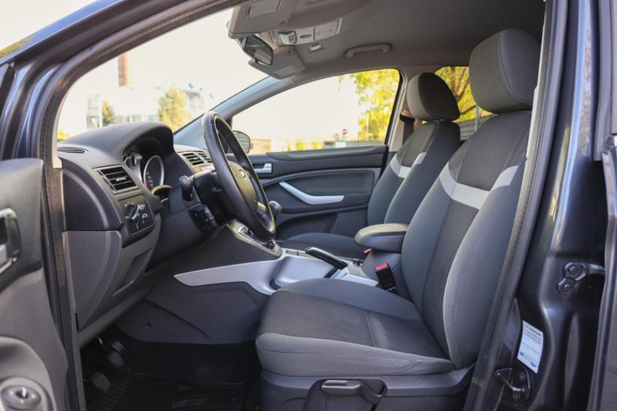 Grey Ford Kuga 2010 in Riga, with an engine capacity of 2.00 L and mileage of 261 thousand km for 6750 €, photo 11 on AUTOMOTO.COM.LV