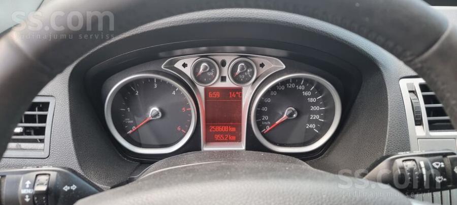 Grey Ford Kuga 2011 in Riga, with an engine capacity of 2.00 L and mileage of 259 thousand km for 5000 €, photo 3 on AUTOMOTO.COM.LV