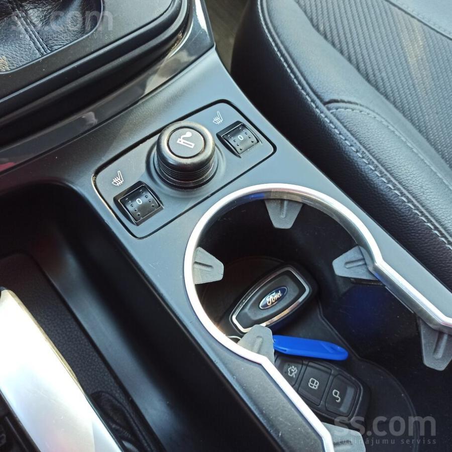 Grey Ford Kuga 2013 in Daugavpils, with an engine capacity of 2.00 L and mileage of 0 thousand km for 8300 €, photo 28 on AUTOMOTO.COM.LV