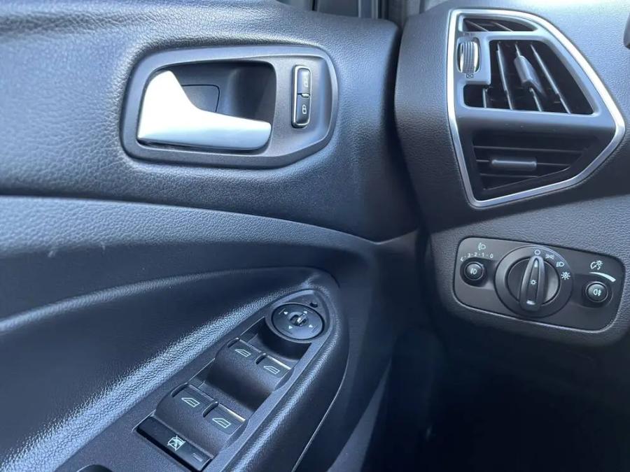 Grey Ford Kuga 2013 in Talsi, with an engine capacity of 1.60 L and mileage of 177 thousand km for 7800 €, photo 14 on AUTOMOTO.COM.LV