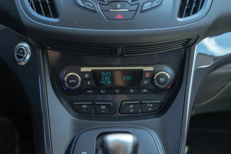 Grey Ford Kuga 2013 in Liepaja, with an engine capacity of 2.00 L and mileage of 271 thousand km for 8400 €, photo 18 on AUTOMOTO.COM.LV