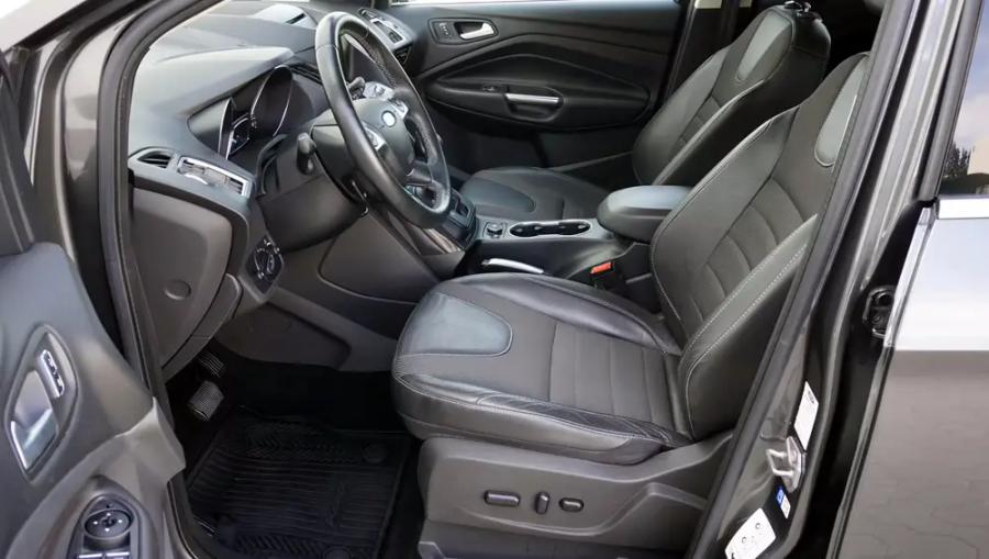 Grey Ford Kuga 2016 in Riga, with an engine capacity of 2.00 L and mileage of 267 thousand km for 10700 €, photo 19 on AUTOMOTO.COM.LV