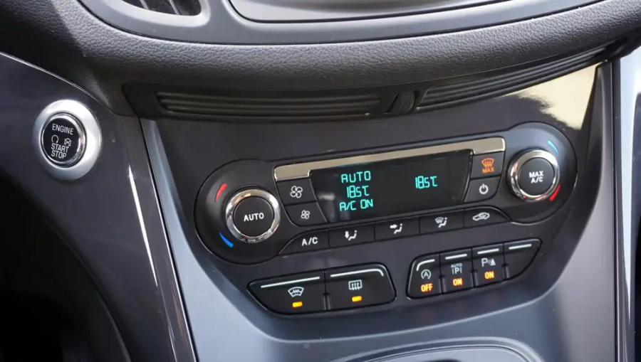 Grey Ford Kuga 2016 in Riga, with an engine capacity of 2.00 L and mileage of 267 thousand km for 10700 €, photo 28 on AUTOMOTO.COM.LV
