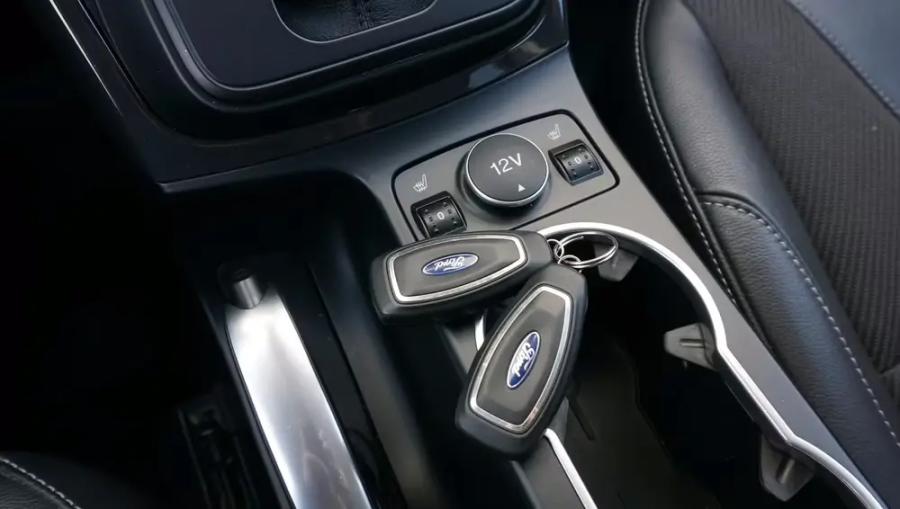 Grey Ford Kuga 2016 in Riga, with an engine capacity of 2.00 L and mileage of 267 thousand km for 10700 €, photo 30 on AUTOMOTO.COM.LV