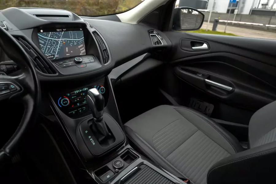 Pelēks Ford Kuga 2017 Jelgava, ar dzinēja tilpumu 2.00 L un nobraukumu 216 tūkst. km par 9500 €, foto 11 vietnē AUTOMOTO.COM.LV
