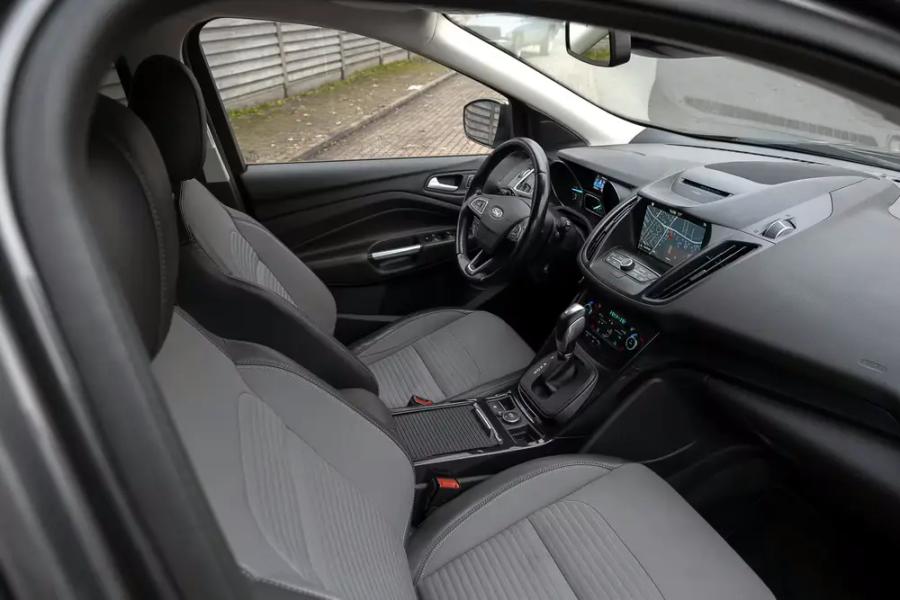 Pelēks Ford Kuga 2017 Jelgava, ar dzinēja tilpumu 2.00 L un nobraukumu 216 tūkst. km par 9500 €, foto 19 vietnē AUTOMOTO.COM.LV