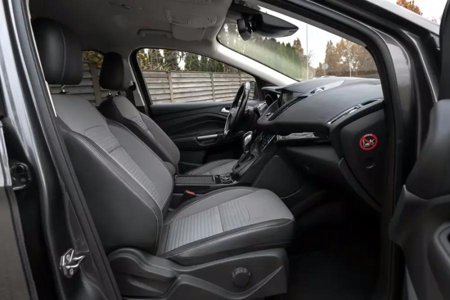 Pelēks Ford Kuga 2017 Jelgava, ar dzinēja tilpumu 2.00 L un nobraukumu 216 tūkst. km par 9500 €, foto 24 vietnē AUTOMOTO.COM.LV