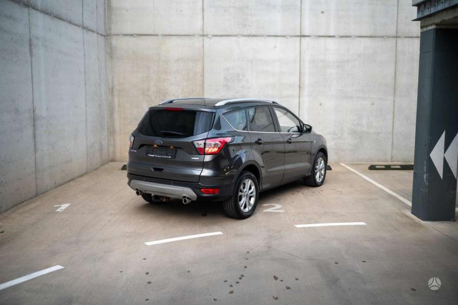 Grey Ford Kuga 2017 in Vilnius, with an engine capacity of 1.50 L and mileage of 198 thousand km for 8700 €, photo 3 on AUTOMOTO.COM.LV
