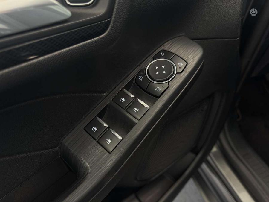 Pelēks Ford Kuga 2022 Viļņa, ar dzinēja tilpumu 2.50 L un nobraukumu 132 tūkst. km par 19888 €, foto 24 vietnē AUTOMOTO.COM.LV