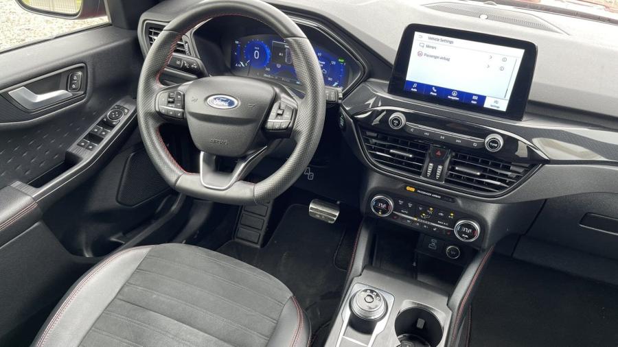 Red Ford Kuga 2021 in Marijampole, with an engine capacity of 2.50 L and mileage of 216 thousand km for 15990 €, photo 13 on AUTOMOTO.COM.LV