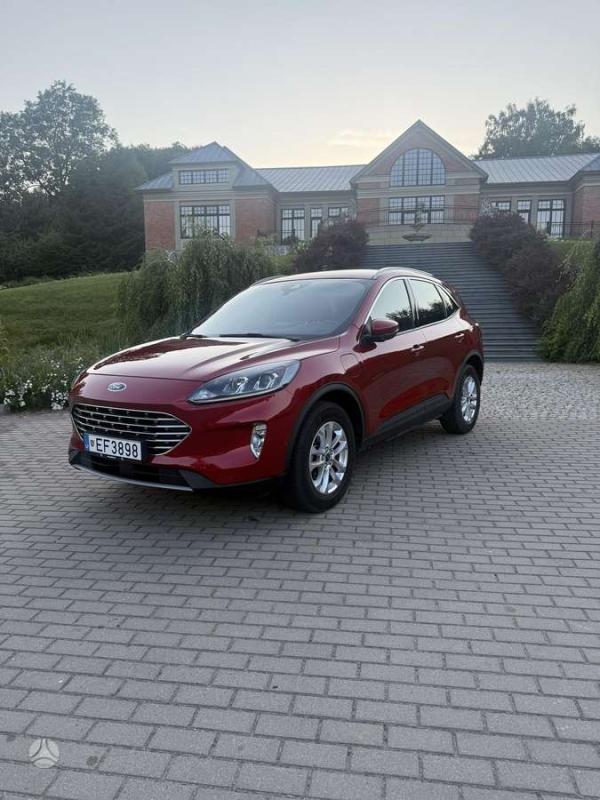 Sarkans Ford Kuga 2023 Viļņa, ar dzinēja tilpumu 2.49 L un nobraukumu 84 tūkst. km par 19300 €, foto 1 vietnē AUTOMOTO.COM.LV