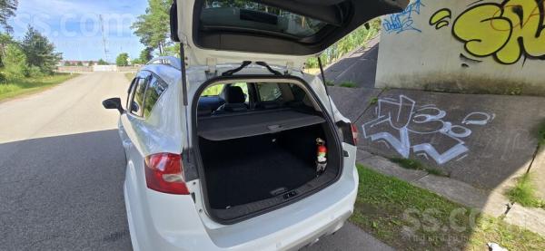 White Ford Kuga 2010 in Ventspils, with an engine capacity of 2.00 L and mileage of 278 thousand km for 4900 €, photo 7 on AUTOMOTO.COM.LV