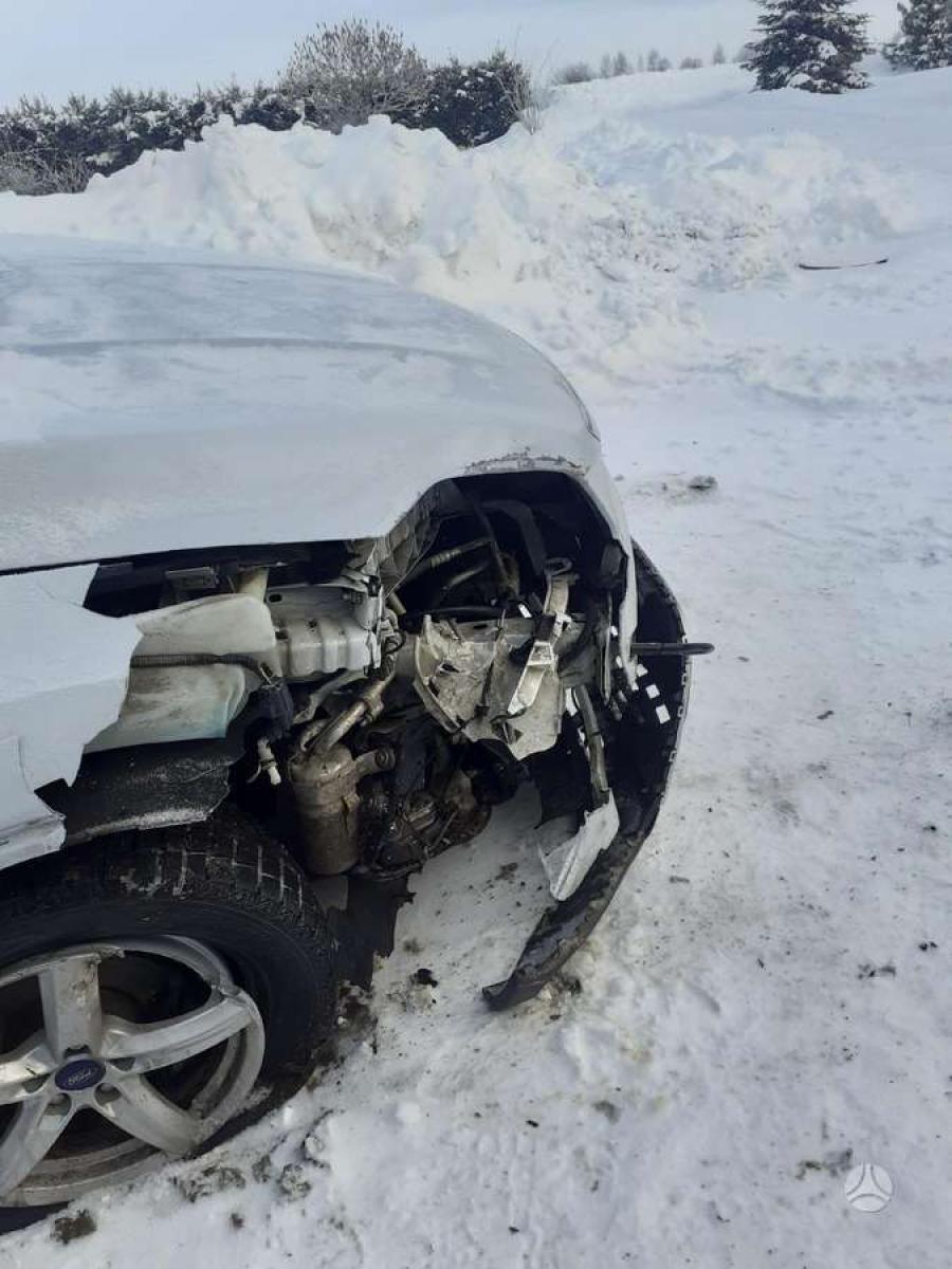 White Ford Kuga 2011 in Raseiniai, with an engine capacity of 2.00 L and mileage of 293 thousand km for 2800 €, photo 3 on AUTOMOTO.COM.LV