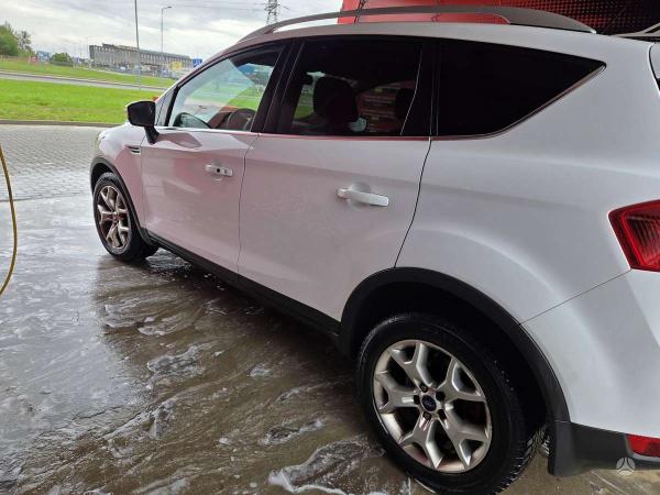 White Ford Kuga 2011 in Mazeikiai, with an engine capacity of 2.00 L and mileage of 294 thousand km for 5100 €, photo 9 on AUTOMOTO.COM.LV