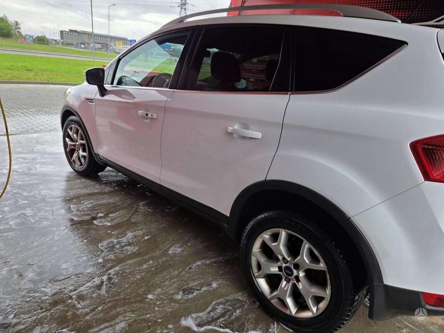 White Ford Kuga 2011 in Mazeikiai, with an engine capacity of 2.00 L and mileage of 294 thousand km for 5100 €, photo 9 on AUTOMOTO.COM.LV