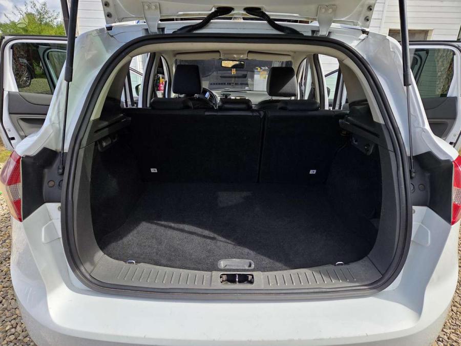 White Ford Kuga 2011 in Mazeikiai, with an engine capacity of 2.00 L and mileage of 294 thousand km for 5100 €, photo 16 on AUTOMOTO.COM.LV