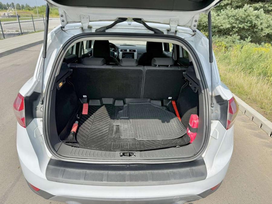 White Ford Kuga 2012 in Vilnius, with an engine capacity of 2.00 L and mileage of 289 thousand km for 4200 €, photo 12 on AUTOMOTO.COM.LV