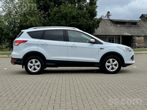 White Ford Kuga 2013 in Cesis, with an engine capacity of 2.00 L and mileage of 255 thousand km for 6500 €, photo 5 on AUTOMOTO.COM.LV